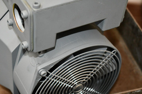 MITSUBISHI SJ-5.5XM AC SPINDLE SERVO MOTOR 3.7KW 1500-10000RPM 200-230 ...