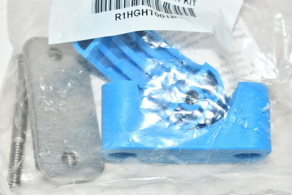 NEW Swagelok 304-S5-PP-20P BOLTED PLASTIC CLAMP PIPE SUPPORT KIT 1-1/4