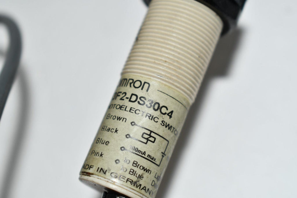 Omron E3F2-DS30C4 Reflective, Diffuse Optical Sensor 11.811'' (300mm)