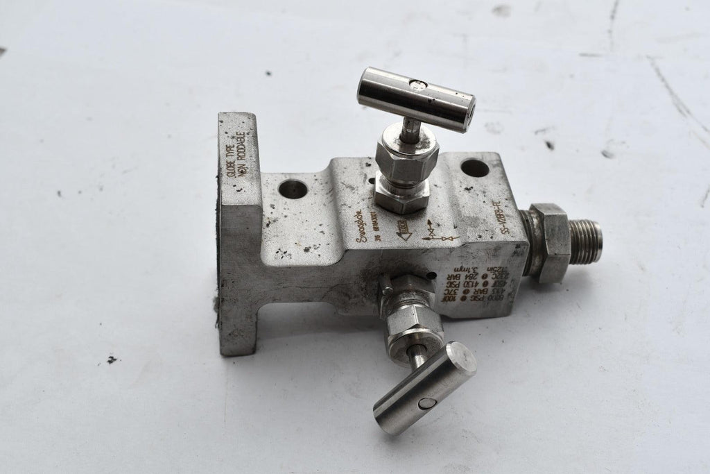 Swagelok SS-V2BF8-FL Stainless Steel 2-Valve Instrument Manifold, 1/2